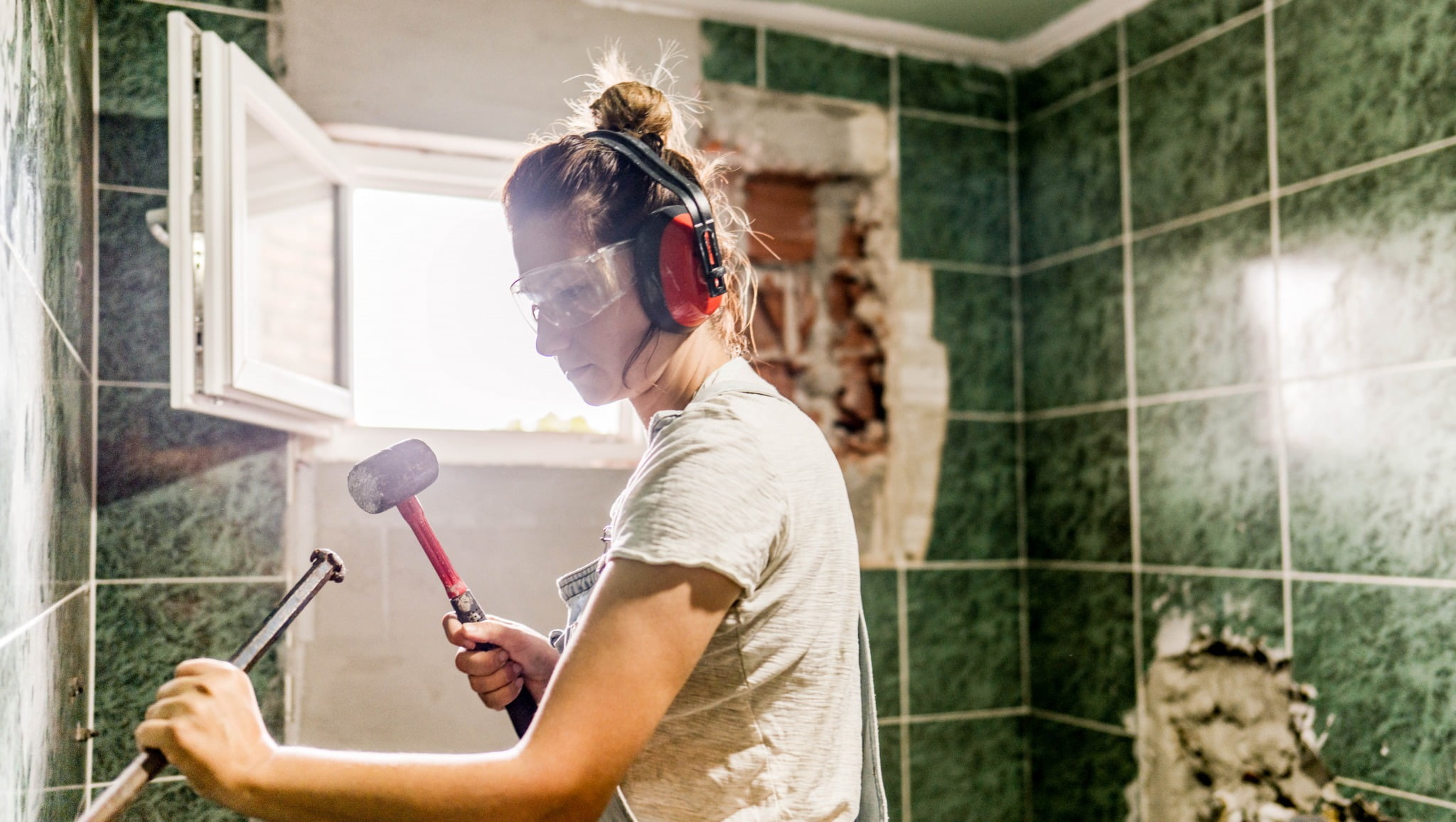 How to stay safe while working on DIY projects - EmptyLightHome