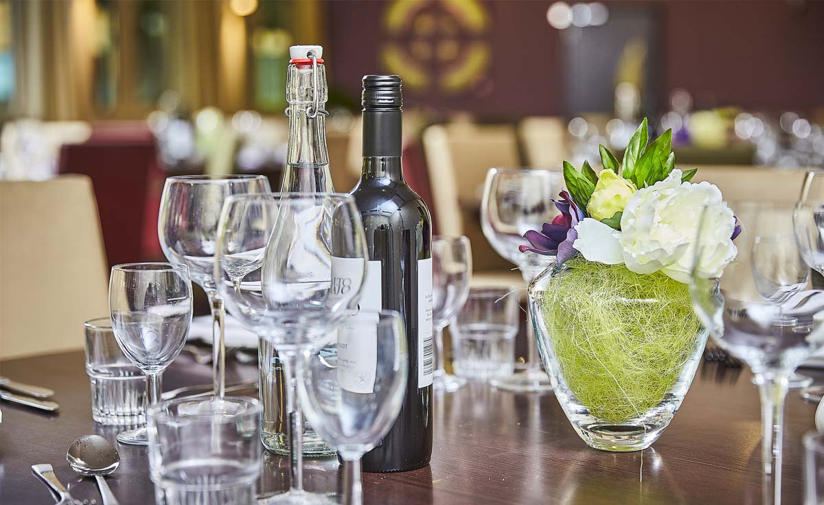 Tips for Throwing a Successful Indoor Event in 2023 - EmptyLightHome