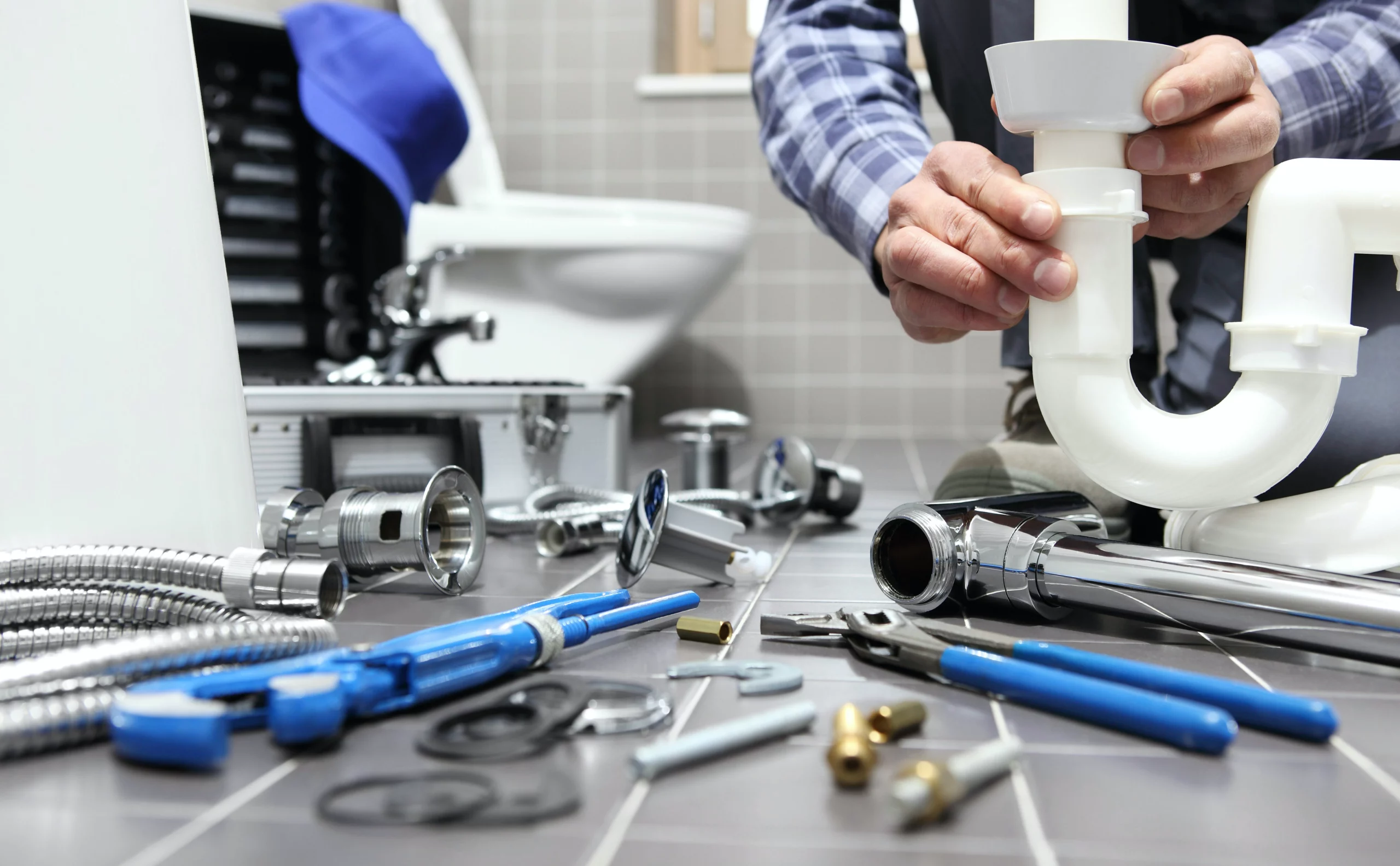 Tips on Finding the Right Plumber - EmptyLightHome